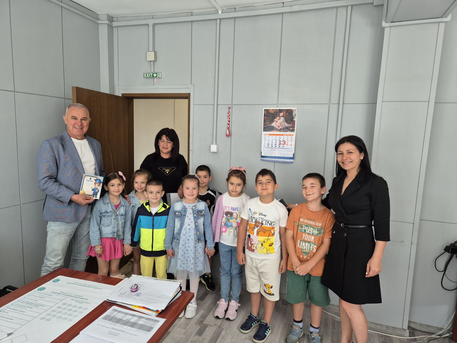 Малките абитуриенти от група "Слънце" в ДГ "Радост" лично поканиха ...