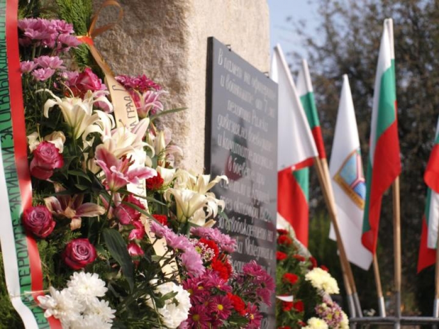 111 години СВОБОДЕН Симитли: Заря-проверка и преклонение пред паметника ...