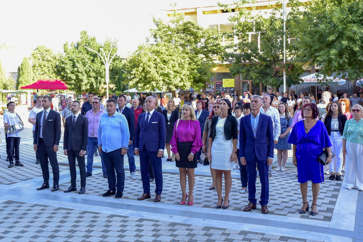 Симитли празнува: Хиляди пяха и танцуваха до късно на празничния площад ...